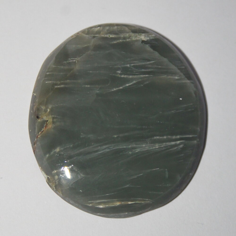 Кварцевый кошачий глаз кабошон, празем кабошон, 44х39х4 мм, Нижний Тагил, «True Stones»