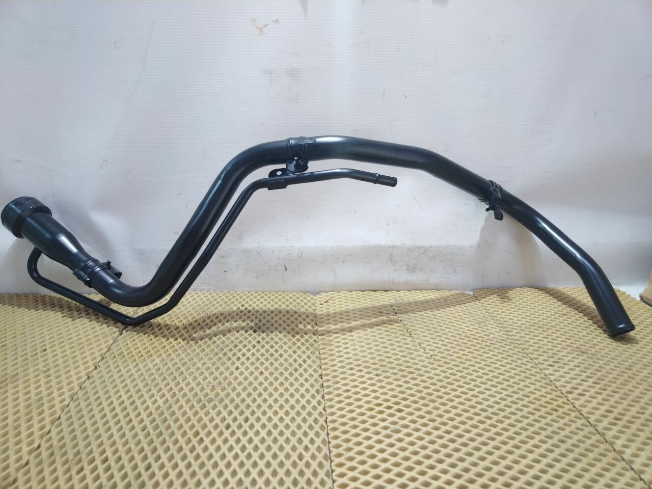 Горловина Топливного Бака Toyota Ipsum/Picnic/Avensis Verso 01- арт. 77201-44161