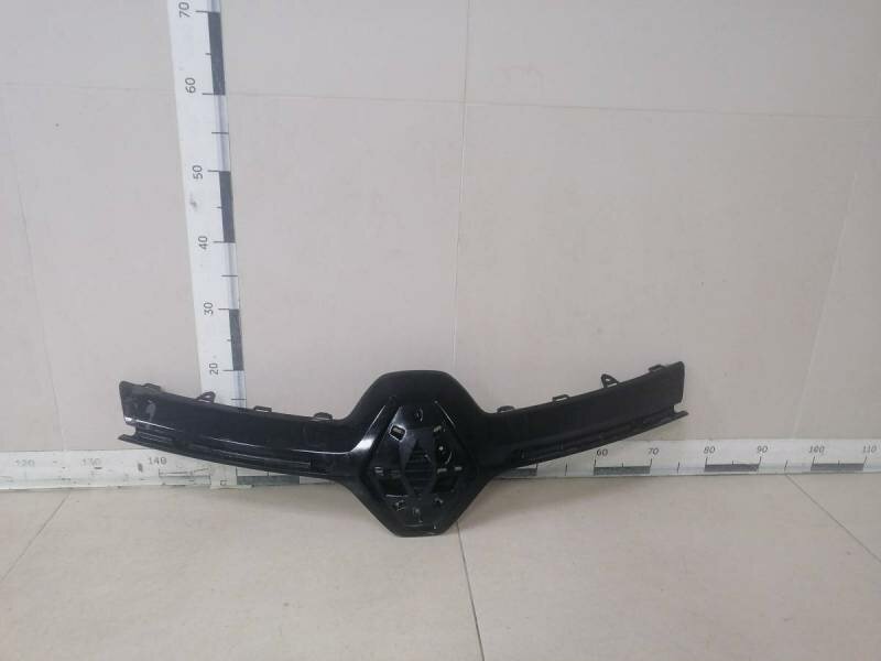 Накладка на решетку радиатора Renault Arkana 2018 кат.номер: 623820994R