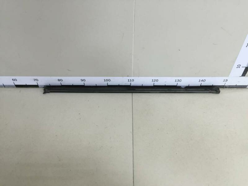 Уплотнитель стекла двери Volkswagen Tiguan 2017 кат.номер: 5NA839480