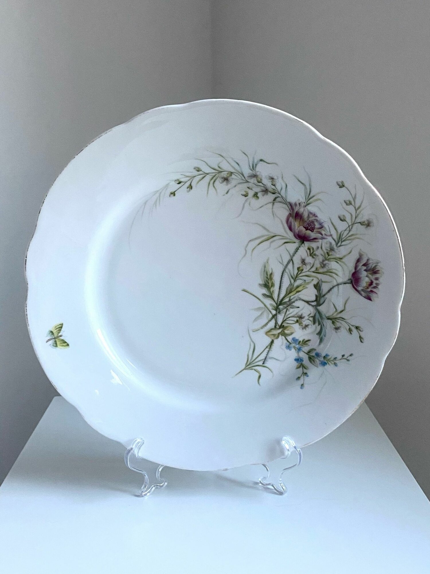 Тарелка "Цветы" Кузнецов в Риге. Ручная роспись. Фарфор. Диаметр: 25 см. До 1917 года