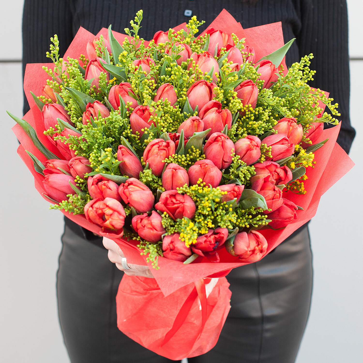 Букет в ярких тонах из красных тюльпанов и солидаго "Весеннее солнце"