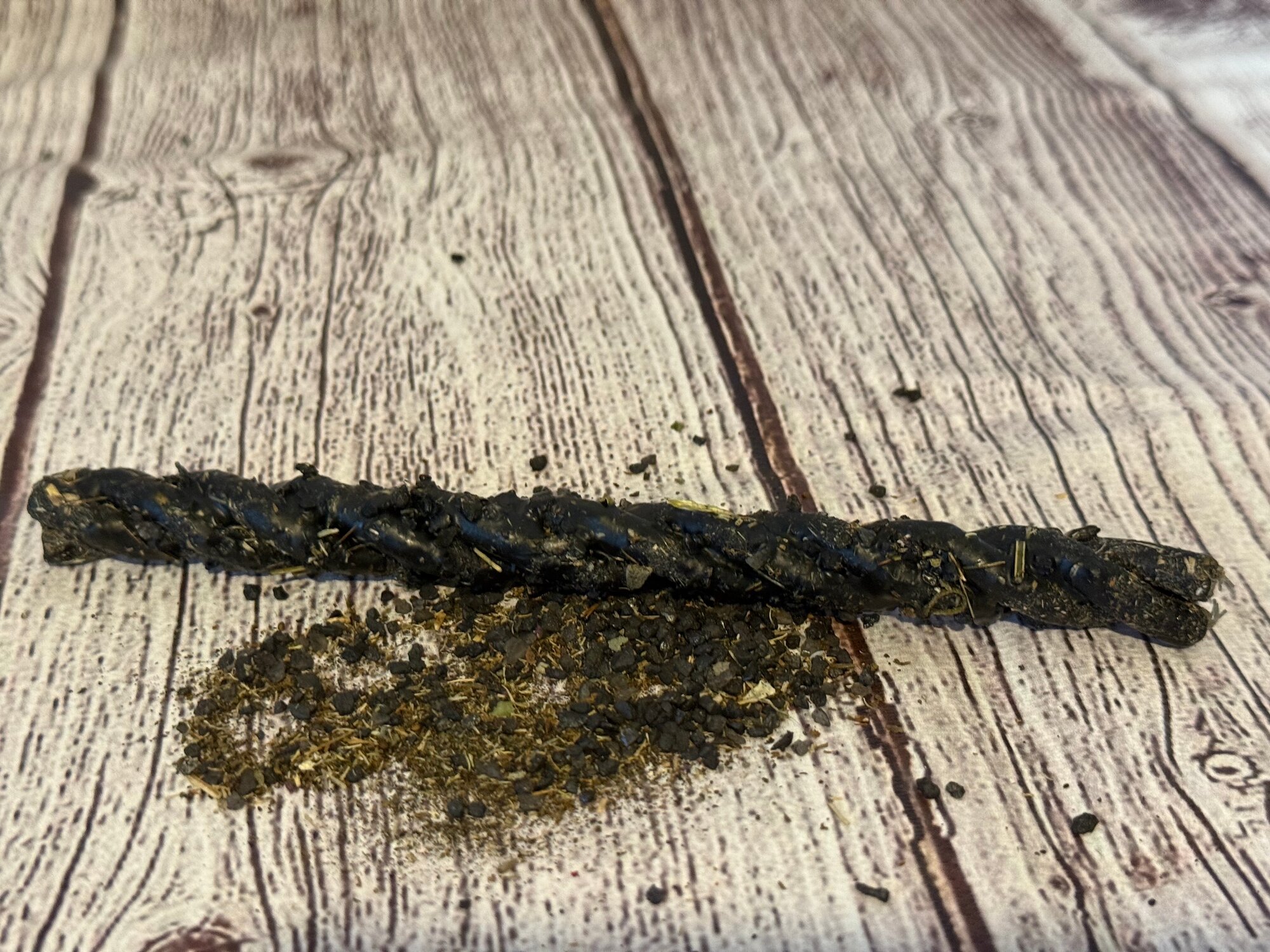 Свеча скрутка с травами и четверговой солью