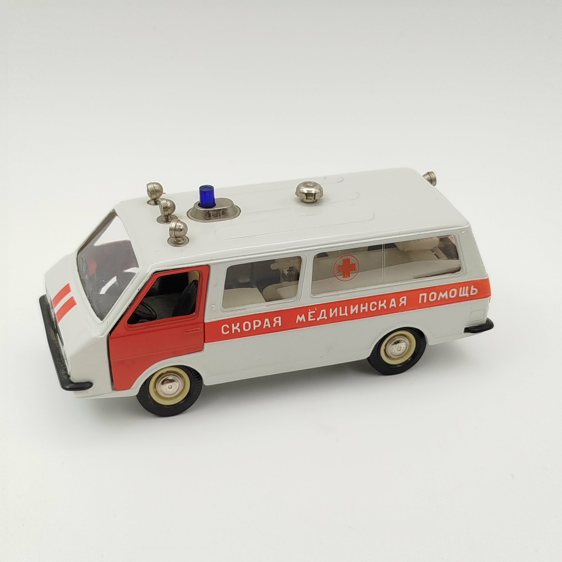 Модель микроавтобуса РАФ-2203 "Скорая помощь" в масштабе 1:43, металл, пластик, СССР