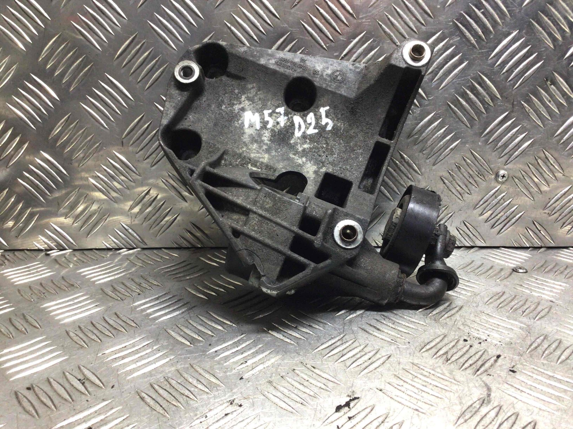 Б/У Кронштейн компрессора кондиционера BMW 5-Series 5-Series E60/E61 (2002-2007) 2004 г.