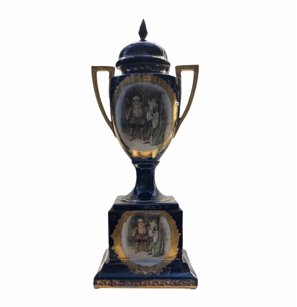 Ваза с крышкой "Фальстаф и миссис Форд", на постаменте, 1900-1930 гг, Victoria Carlsbad, Австрия