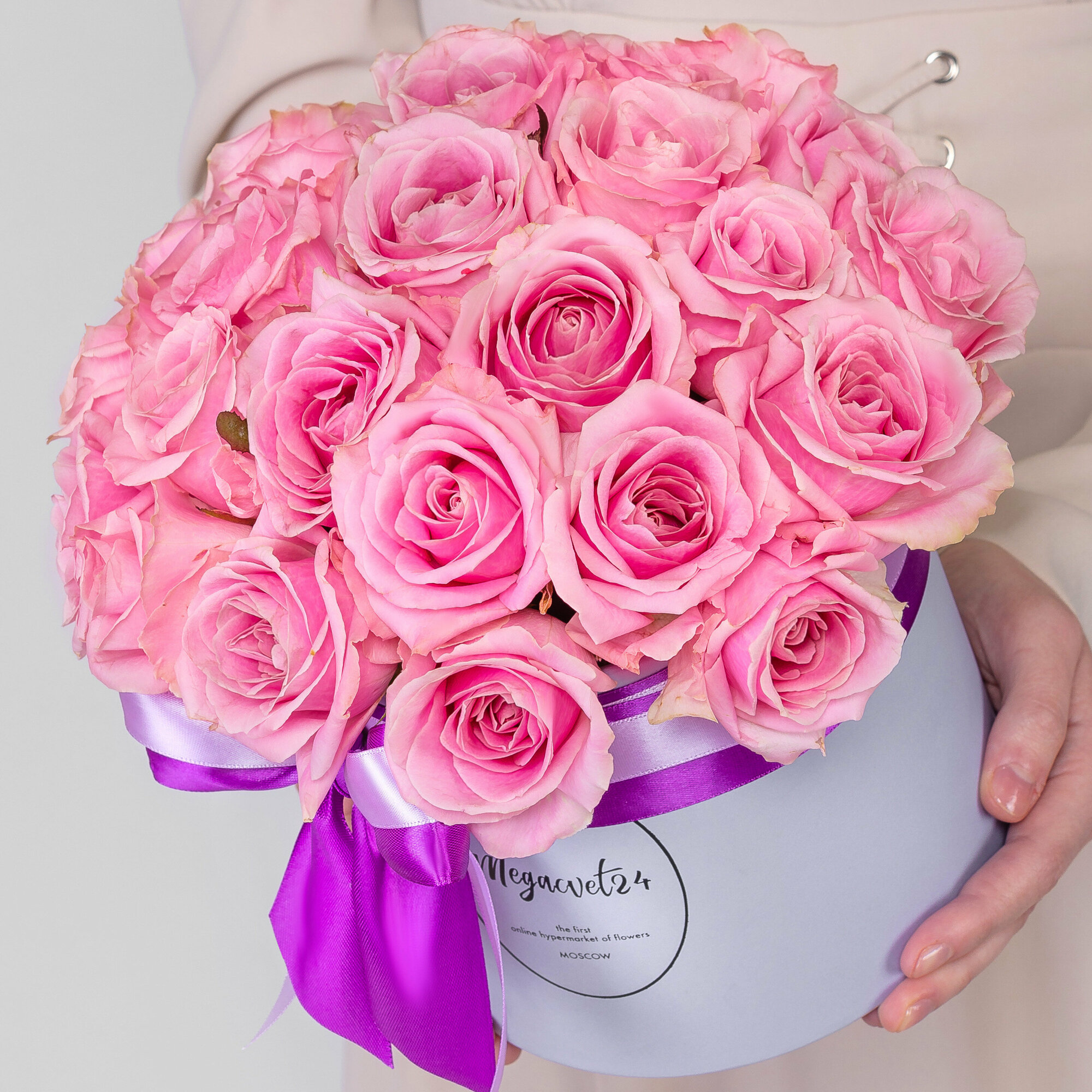 Композиция Мегацвет24 "Пинк Аваланж", 25 роз, розовые, в шляпной коробке, на флористической губке