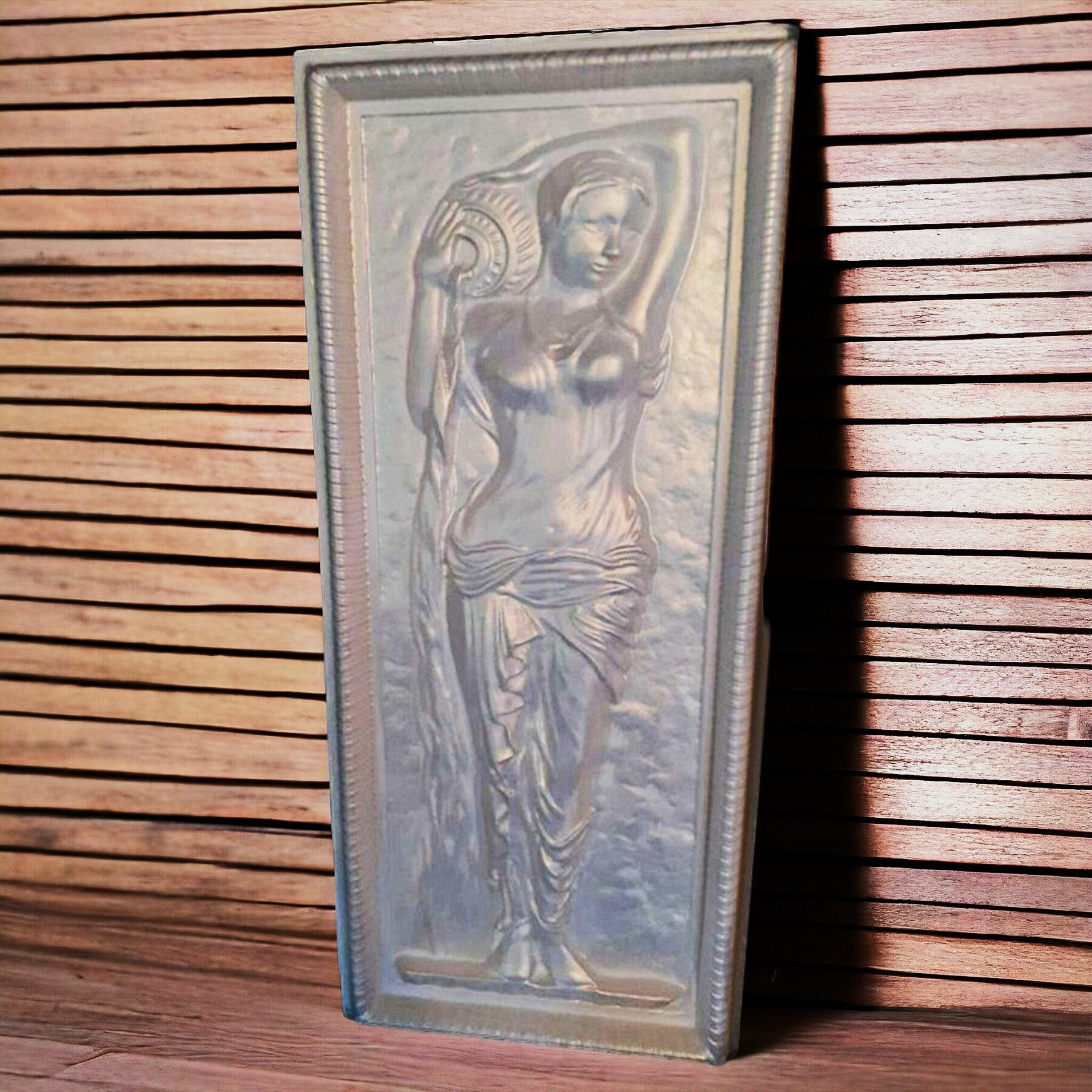 Большое панно, сувенир Девушка с кувшином, из гипса. Декор, картина для дома, офиса, кафе.