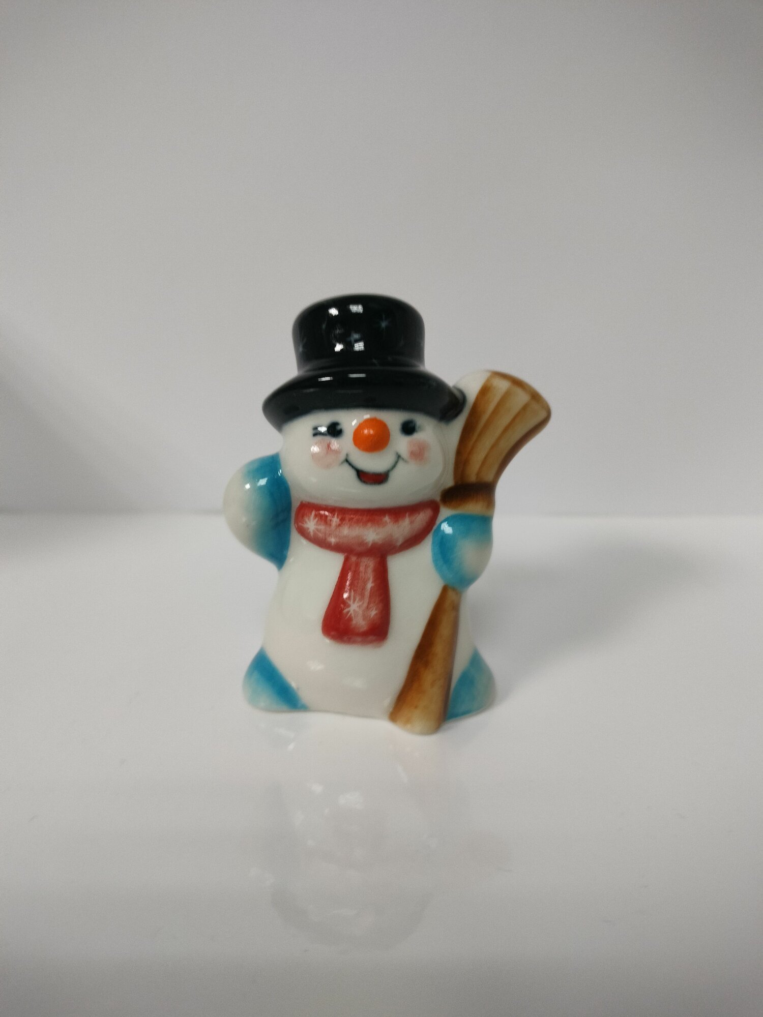 Фигурка фарфоровая Снеговик с метлой новогодняя. Ручная работа Россия.
