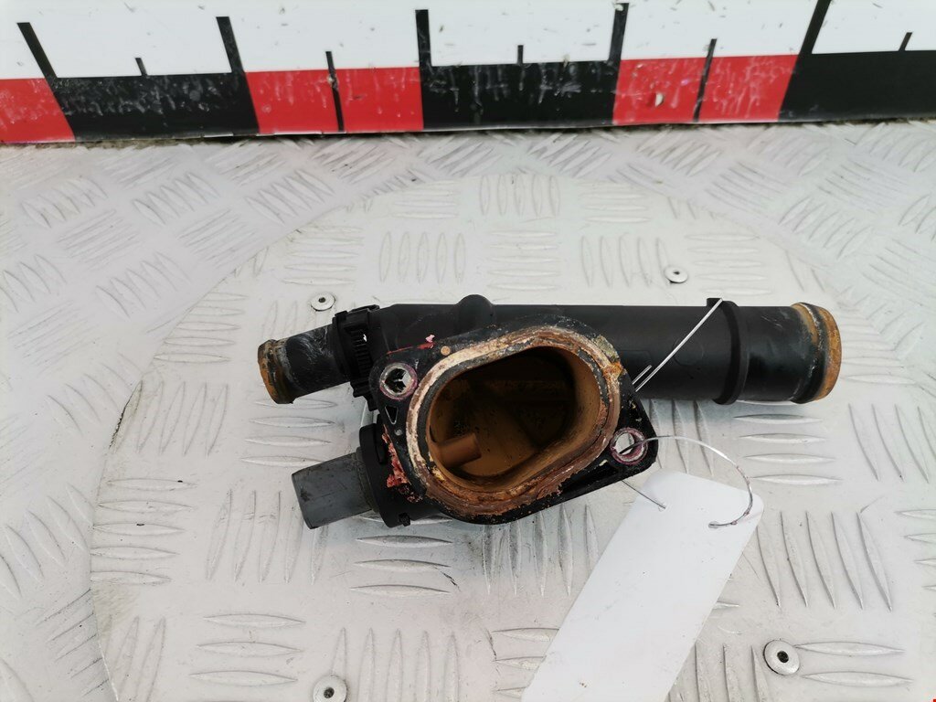 Фланец (штуцер системы охлаждения тройник) Volkswagen Passat 6 03G121132B арт. 1520921