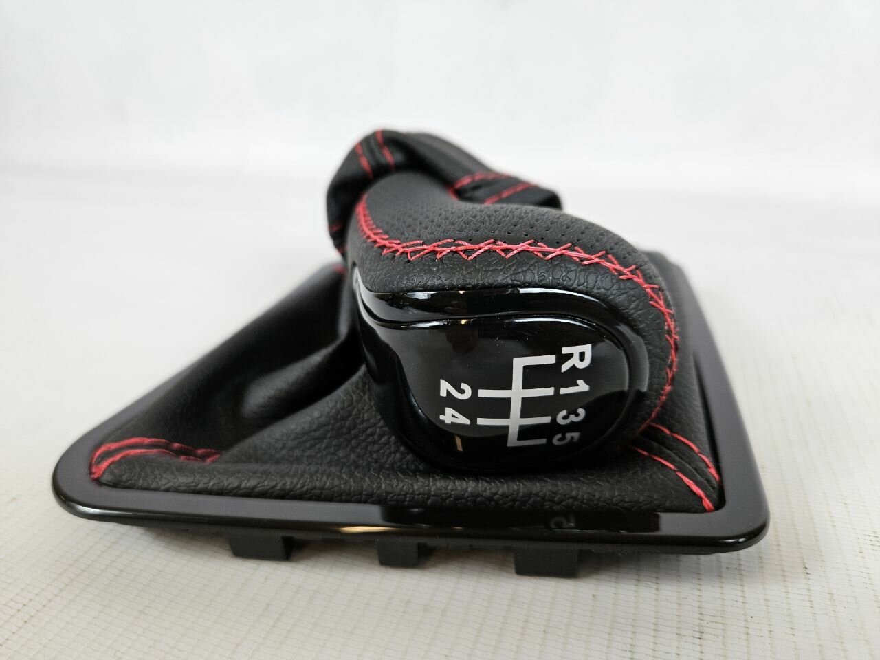 Ручка КПП 2170 в коже красная строчка