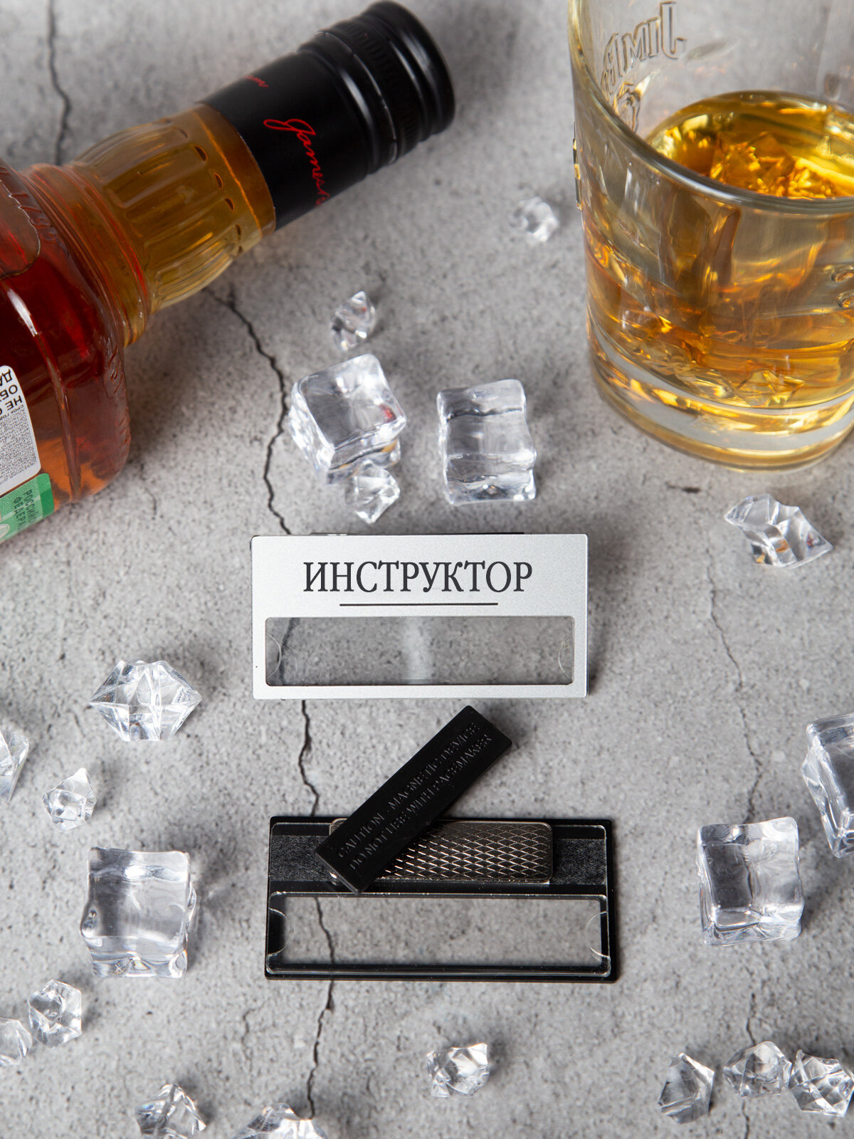 Бейдж пластиковый на магните с гравировкой "Инструктор", серебристый. 1 штука.