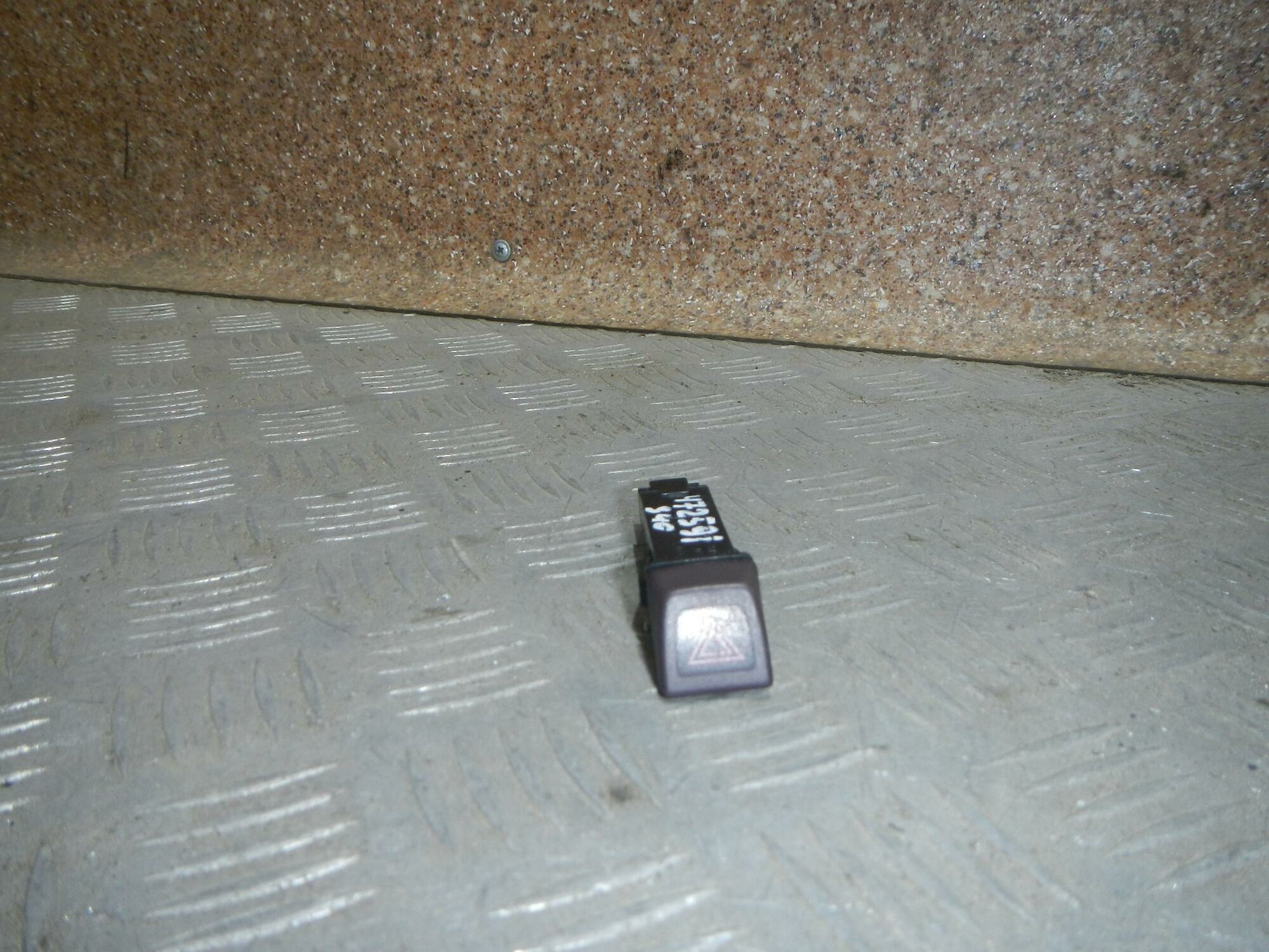 Б/У Кнопка аварийной сигнализации, Volvo (Вольво)-S40 (04-) VOLVO S40 (04-) Потертости. 472591 VOLVO арт. 30739296