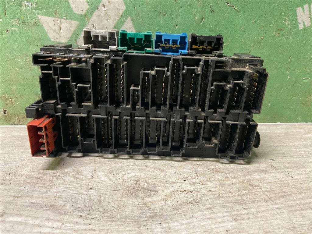 Блок предохранителей VW Golf 3 Vento 91-97