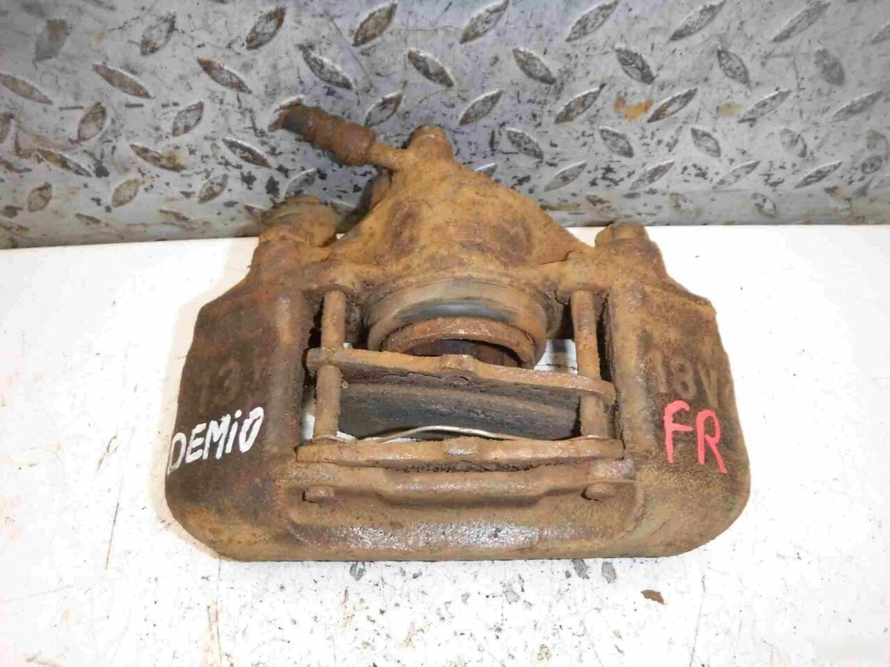 Суппорт тормозной передний правый Mazda Demio DW (1996—2003) D20133980A