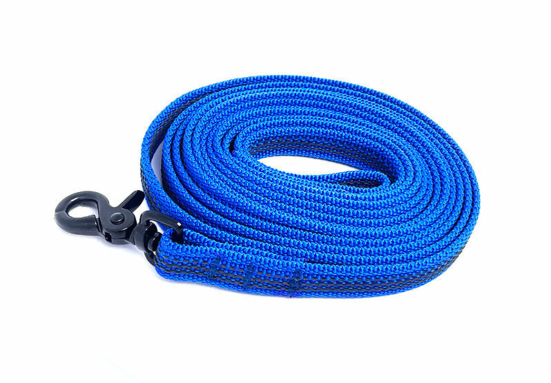 Поводок из прорезиненной стропы с латексом синий 20 мм карабин черный рычажный 5 м