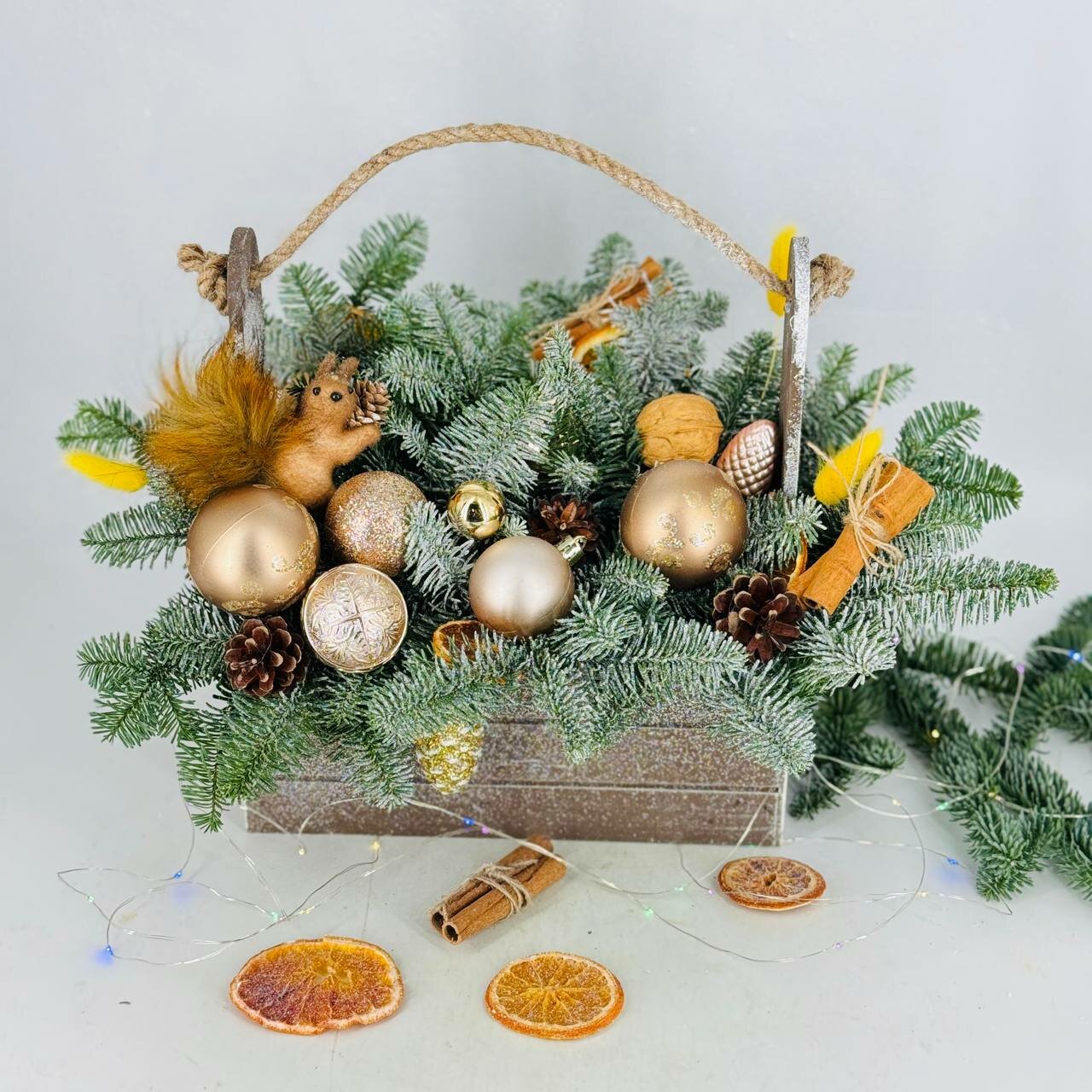 Новогодняя композиция, композиция из живой хвои, нобилис в деревянном ящике с белочкой