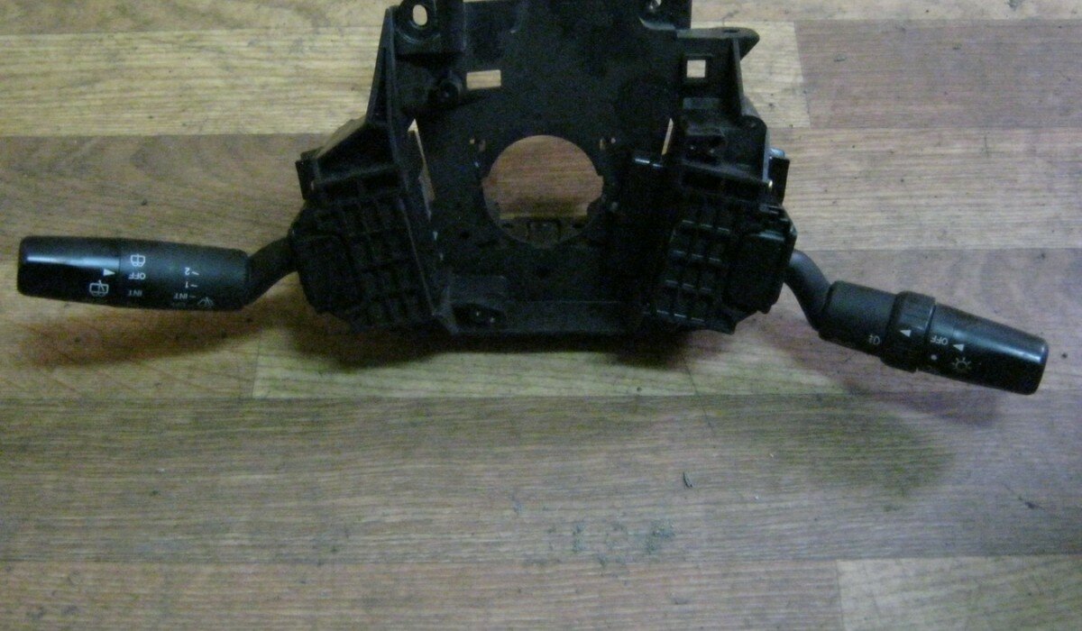 Переключатель подрулевой 3 (BK) Mazda BA4K17D952