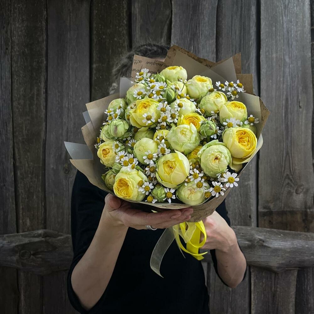 Солнечный букет из ромашки и кустовой розы от Flori Mondi FM001