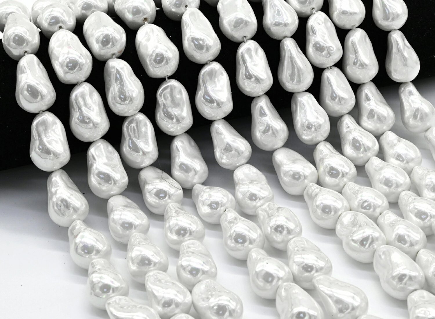 Бусины из майорки Барокко 15*23мм цв. белый, 40см, 17 бусин .