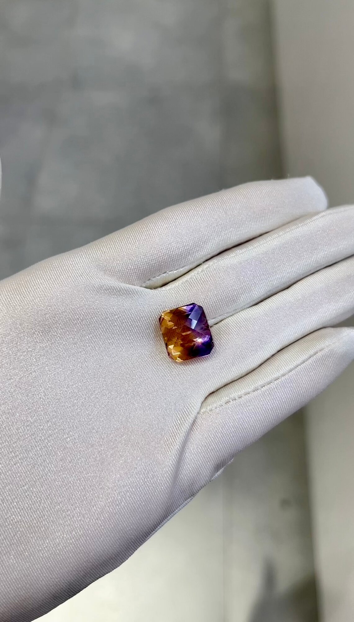 Аметрин природный, фантазийная огранка, вес 11.25 ct, размеры 13.32х11.49х9.74