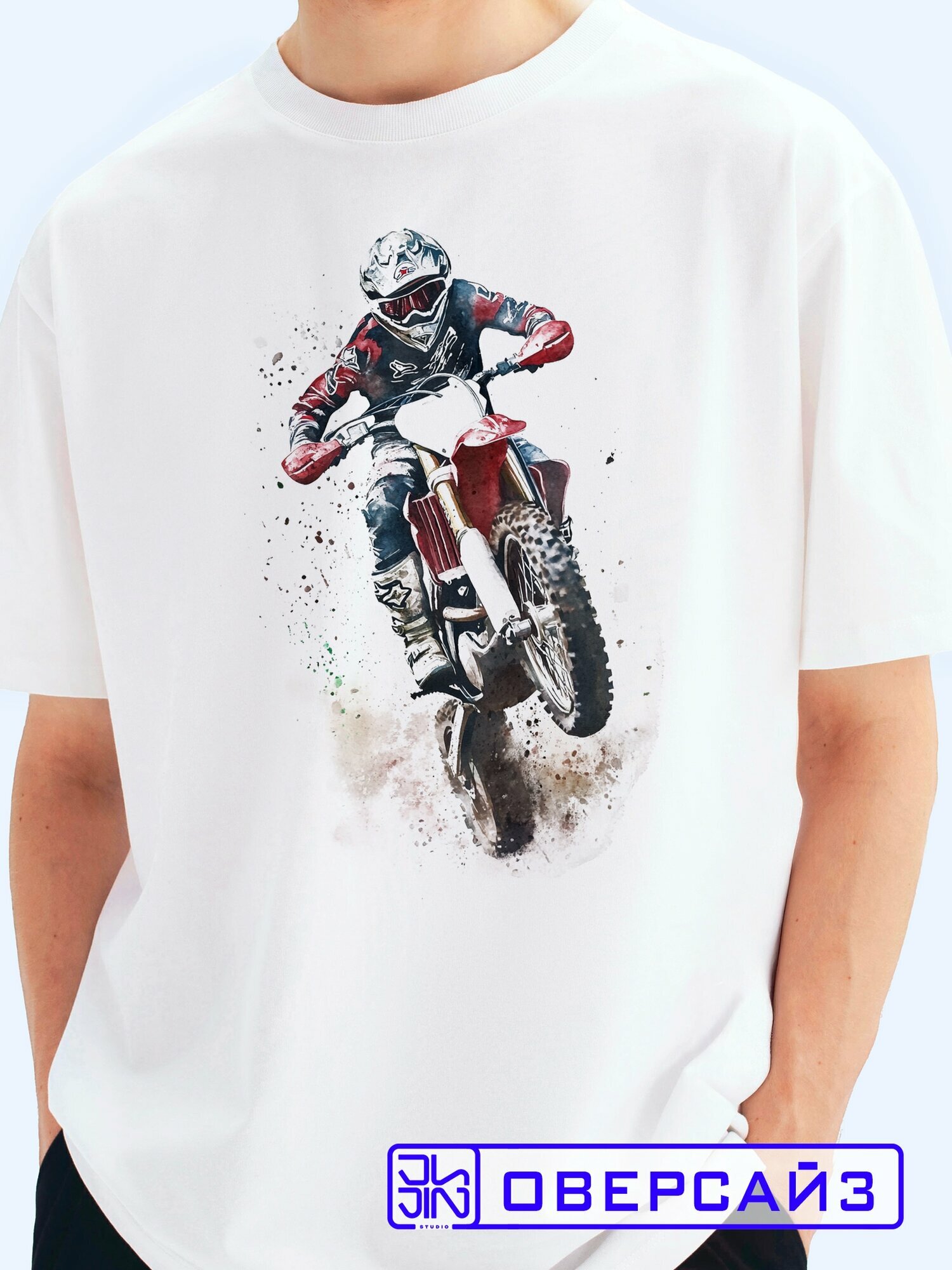 Футболка оверсайз мужская с принтом Крутой черно-красный экстрим принт с дерзким мотоциклом для белого мотокросса, белый хлопковый трикотаж с прикольным рисунком на груди