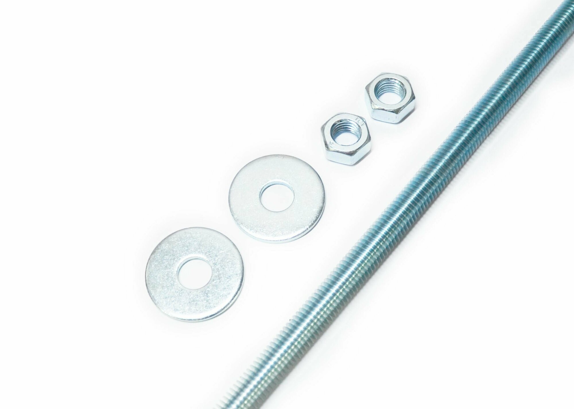 Комплект шпилька с гайками и шайбами м10