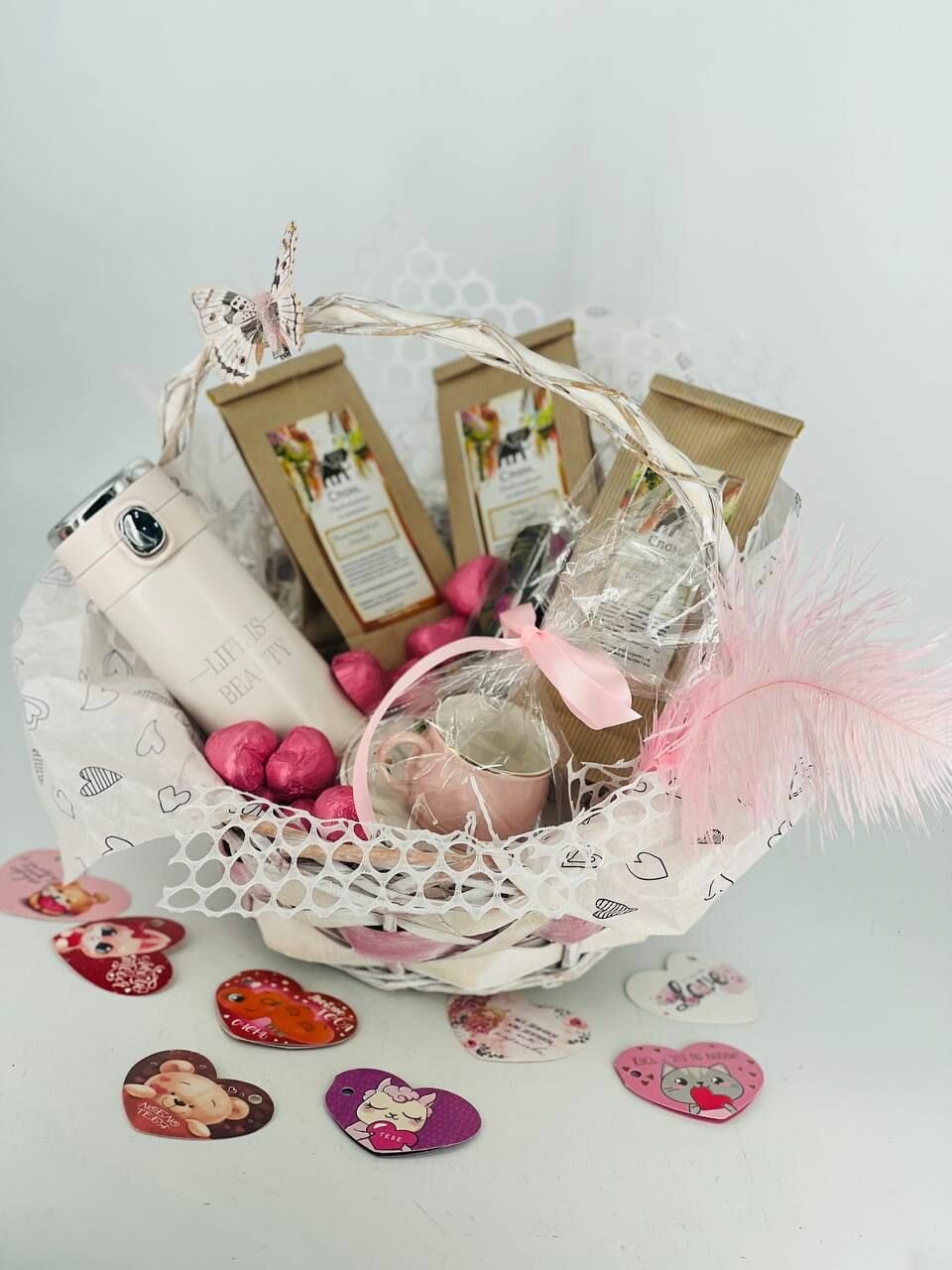 Чайный набор с элитным чаем и шоколадом, подарок ко дню всех влюбленных в корзине