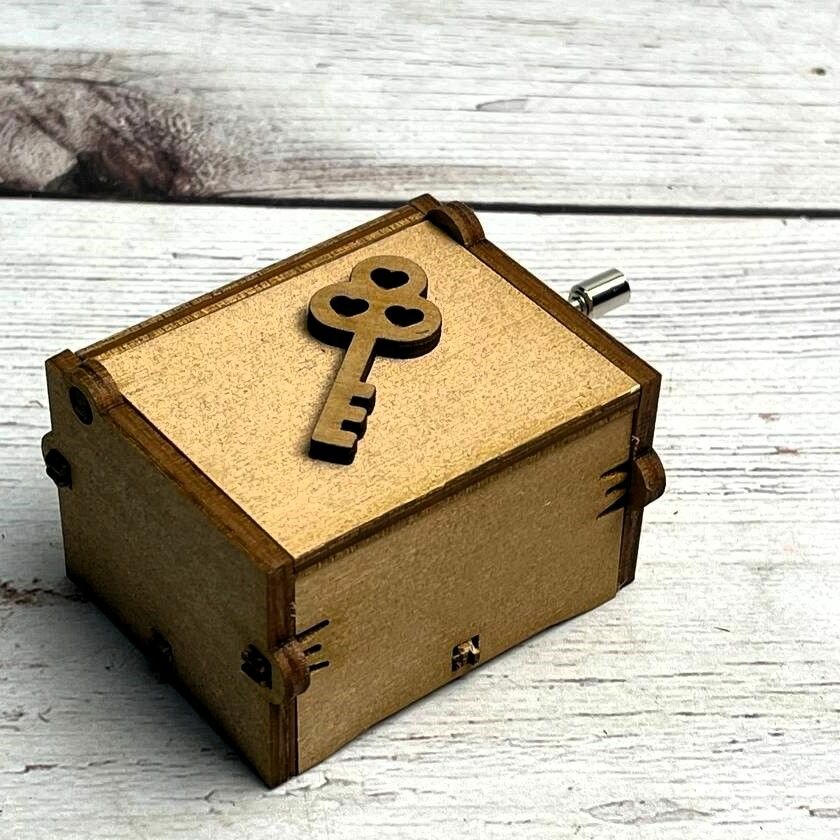 Музыкальная деревянная шкатулка-шарманка из фанеры Золотой Ключик с мелодией City of sky (на видео)