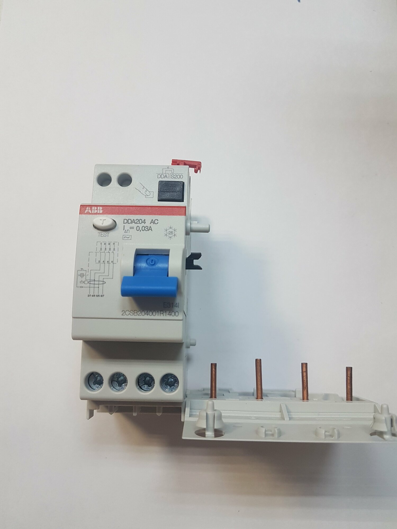 Дифференциальный модуль DDA204 AC-40/0,03 4-полюс. 40A 30mA, тип АC для S200 ABB