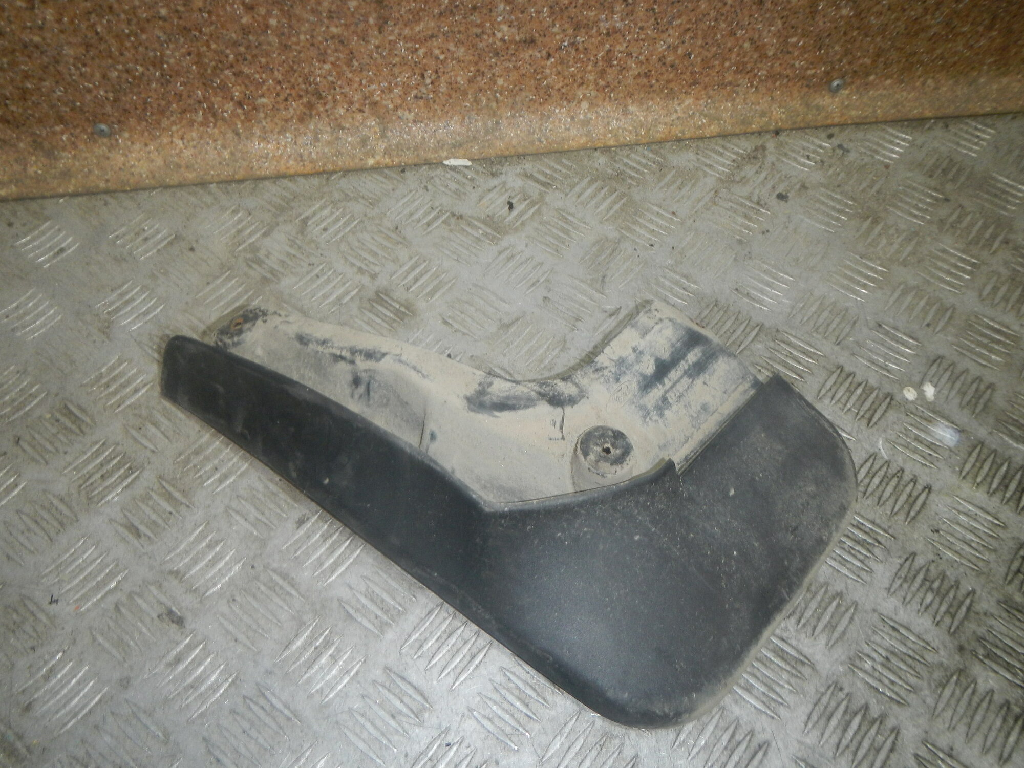 Б/У Брызговик задний левый, Ford (Форд)-FOCUS 3 (11-19) FORD FOCUS 3 (11-19) хетч Царапины. 563522 FORD арт. BM5JA2837AB