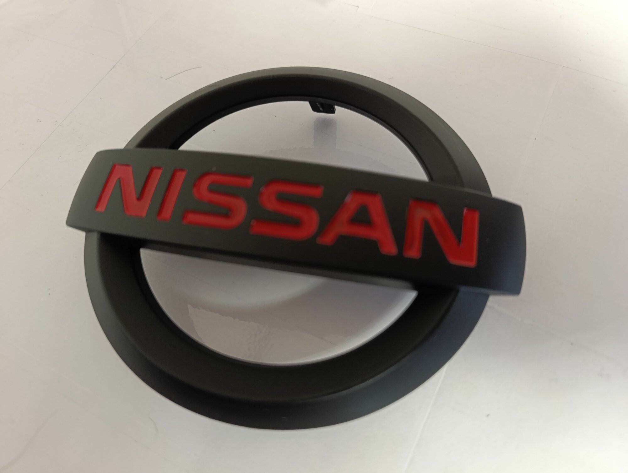 Передняя Эмблема Nissan Almera G15 Murano Черный-Красный. 62890-1AA0A