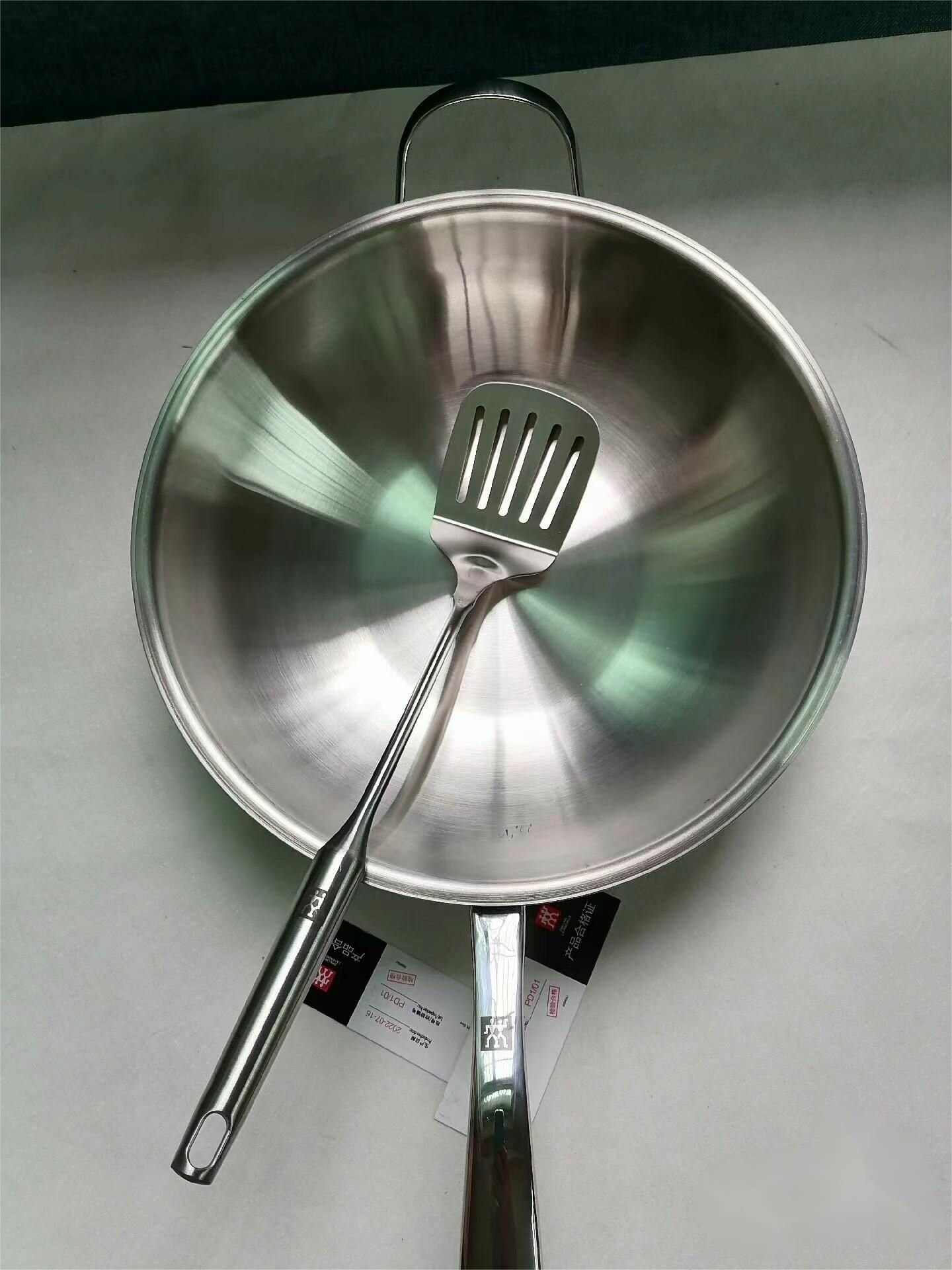 Глянцевая кастрюля Zwilling 32см с крышкой и силиконовой лопаткой -HZ