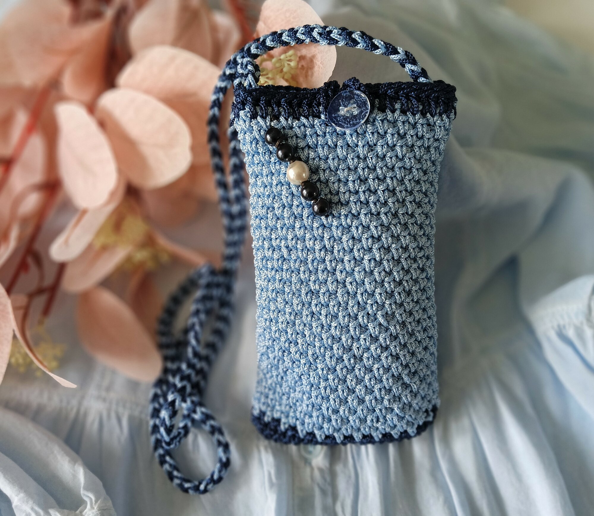 Чехол-сумка для смартфона через плечо, полиэстер, с бусинами. Цвет голубой.