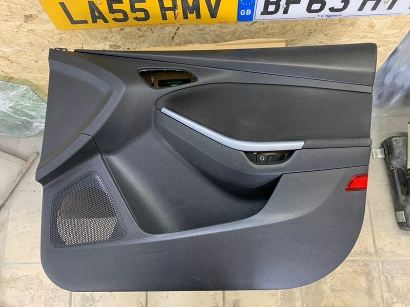 Обшивка двери передняя правая Ford Focus MK3 1.6 2254849