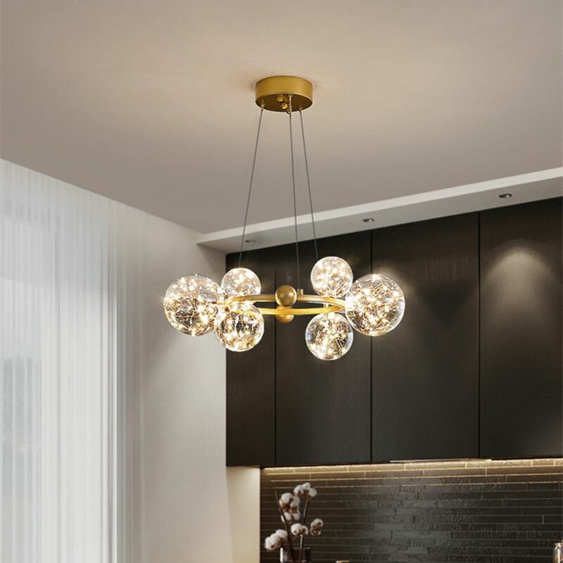 Современная, минималистичная и стильная люстра в виде шара с пузырьками золотого цвета с теплым светом