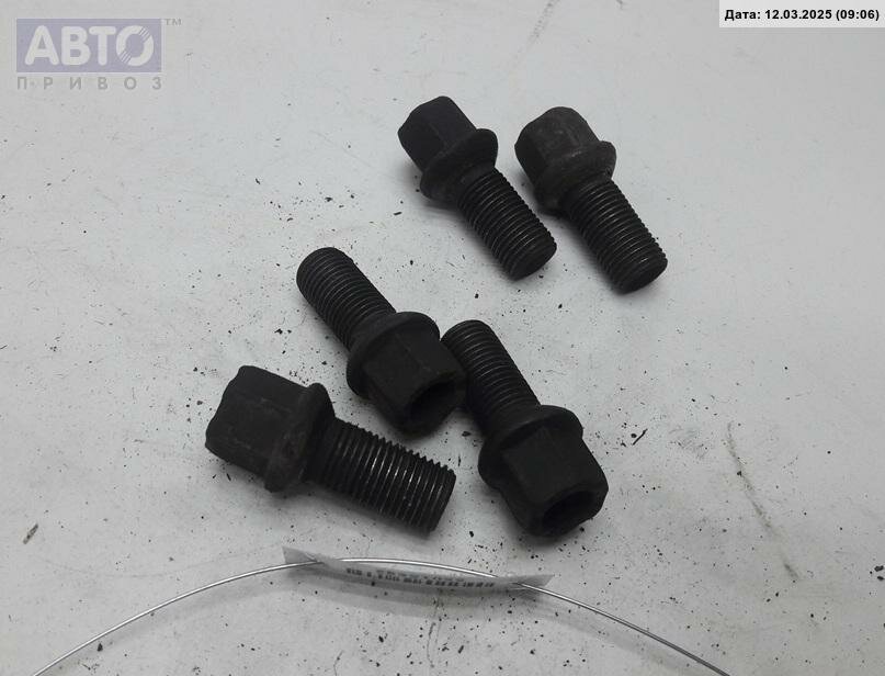 Болт колесный (гайка колесная) Volkswagen Passat B5