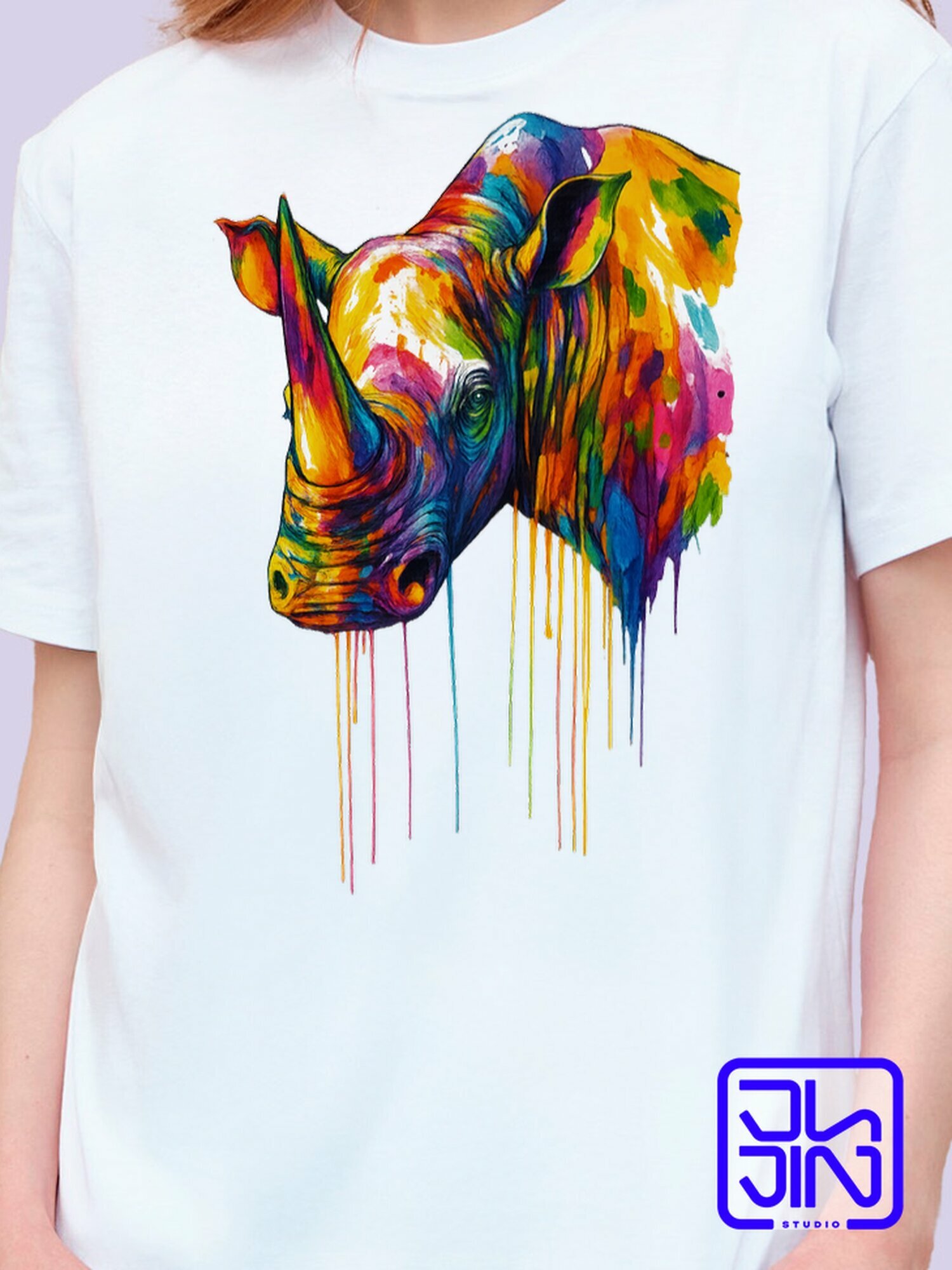 Футболка классическая женская с авторским принтом Разноцветный, пестрый носорог в ярком, красочном граффити стиле с животными, белый хлопковый трикотаж с прикольным рисунком на груди
