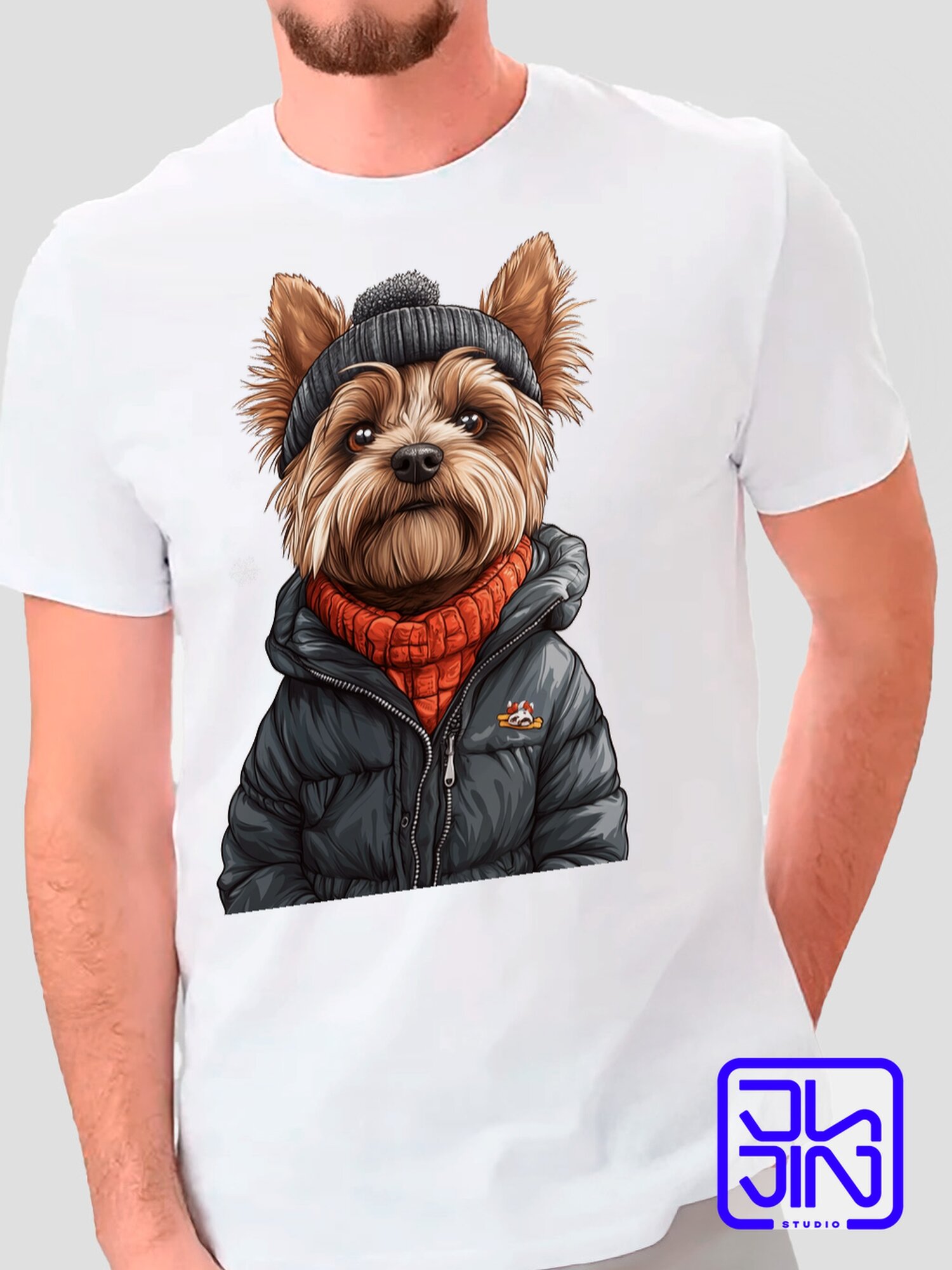 Футболка классическая мужская с авторским принтом Смешной йоркширский терьер в темно серой, графитовой зимней одежде, белый хлопковый трикотаж с прикольным рисунком на груди