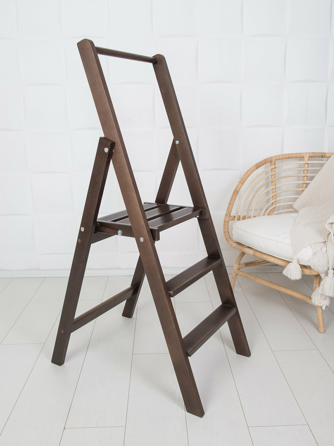 Стремянка деревянная ласточка для дома, три ступени, венге