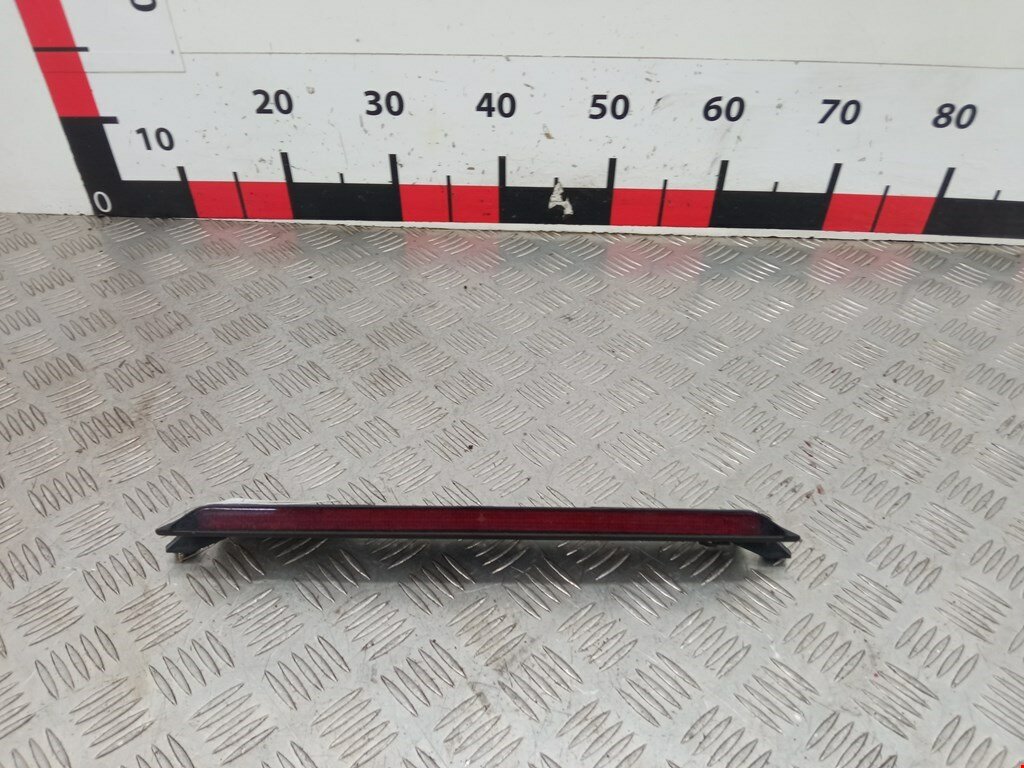 Фонарь дополнительный тормозной (стоп-сигнал) Volkswagen Golf 4 1J6945131C арт. 1706230