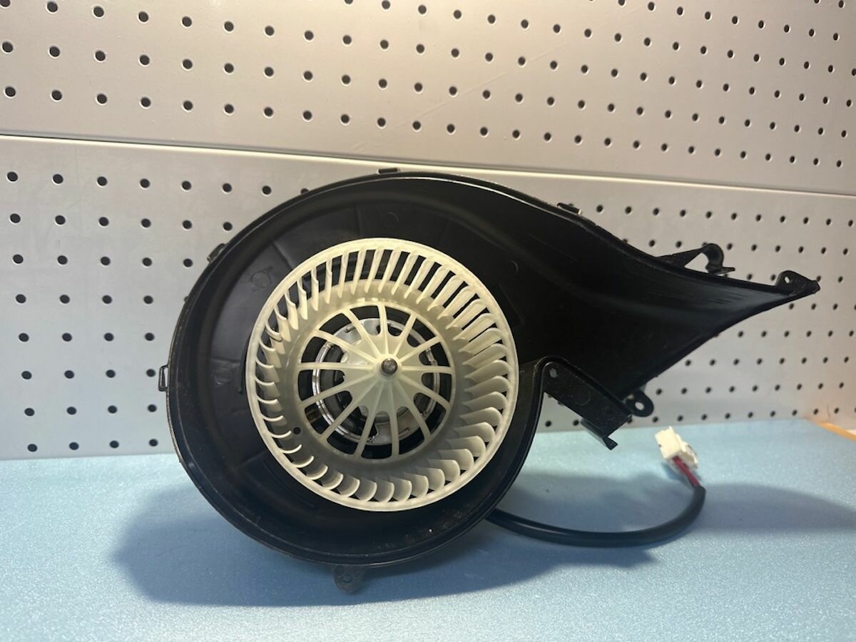 Мотор вентилятора отопителя VOLVO RENAULT Fh Fm T Ser сборе с крыльчатками и корпусом (вольво)