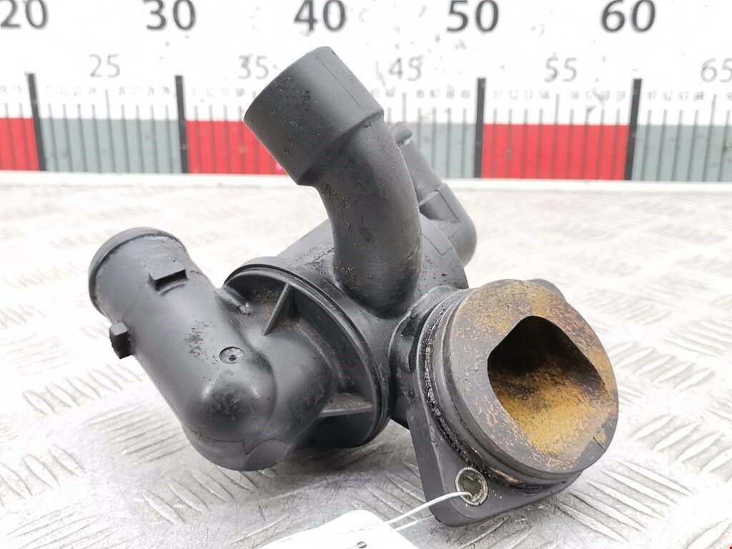 Корпус термостата Volkswagen Passat 6 03L121111R арт. 2189485