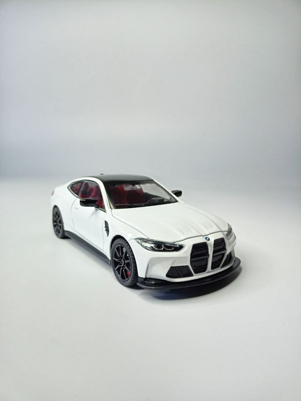 Модель автомобиля BMW M4 коллекционная металлическая игрушка масштаб 1:24 белый