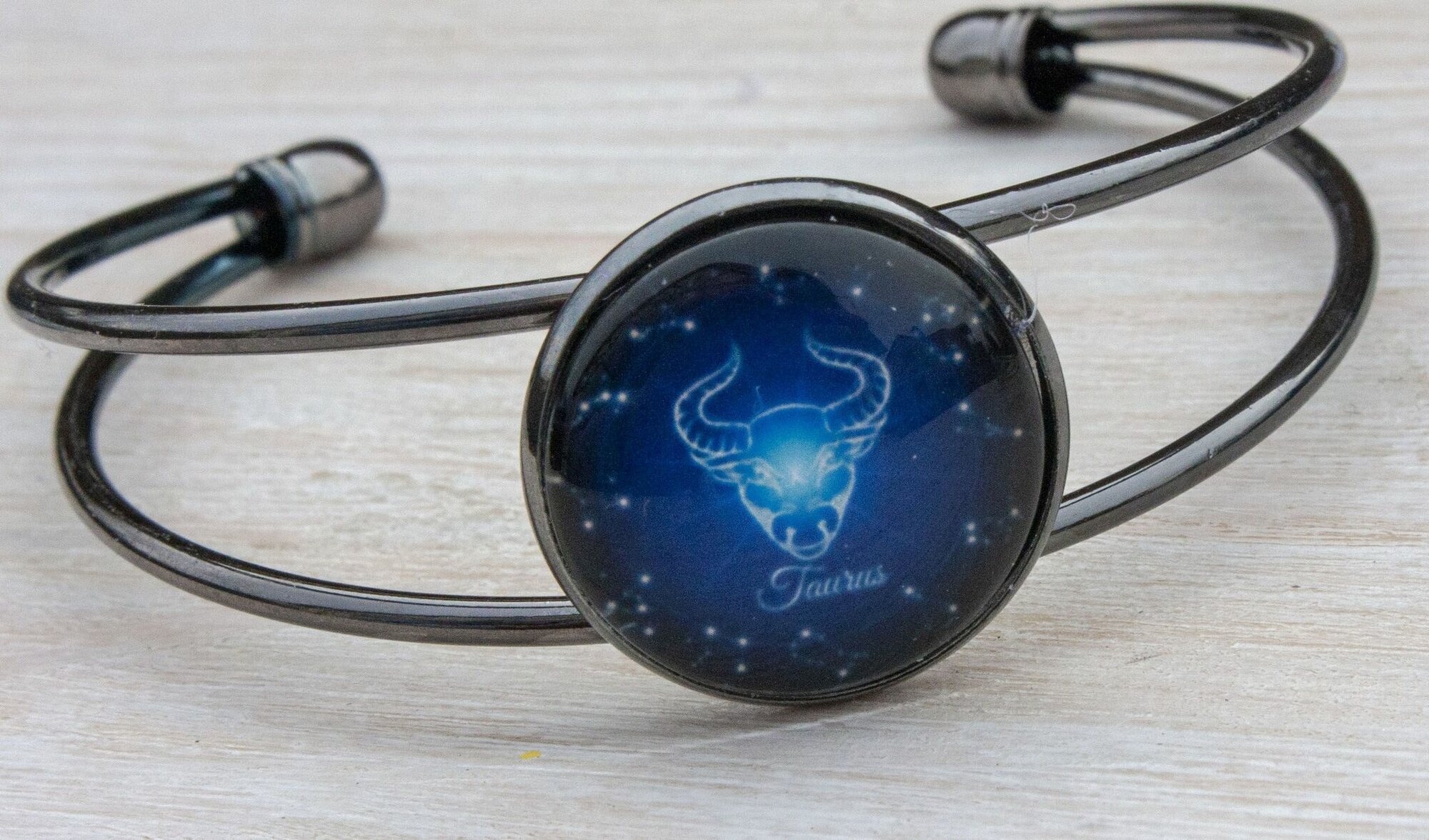 Жесткий браслет