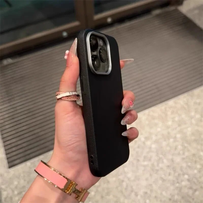 Черный матовый чехол для iPhone 14