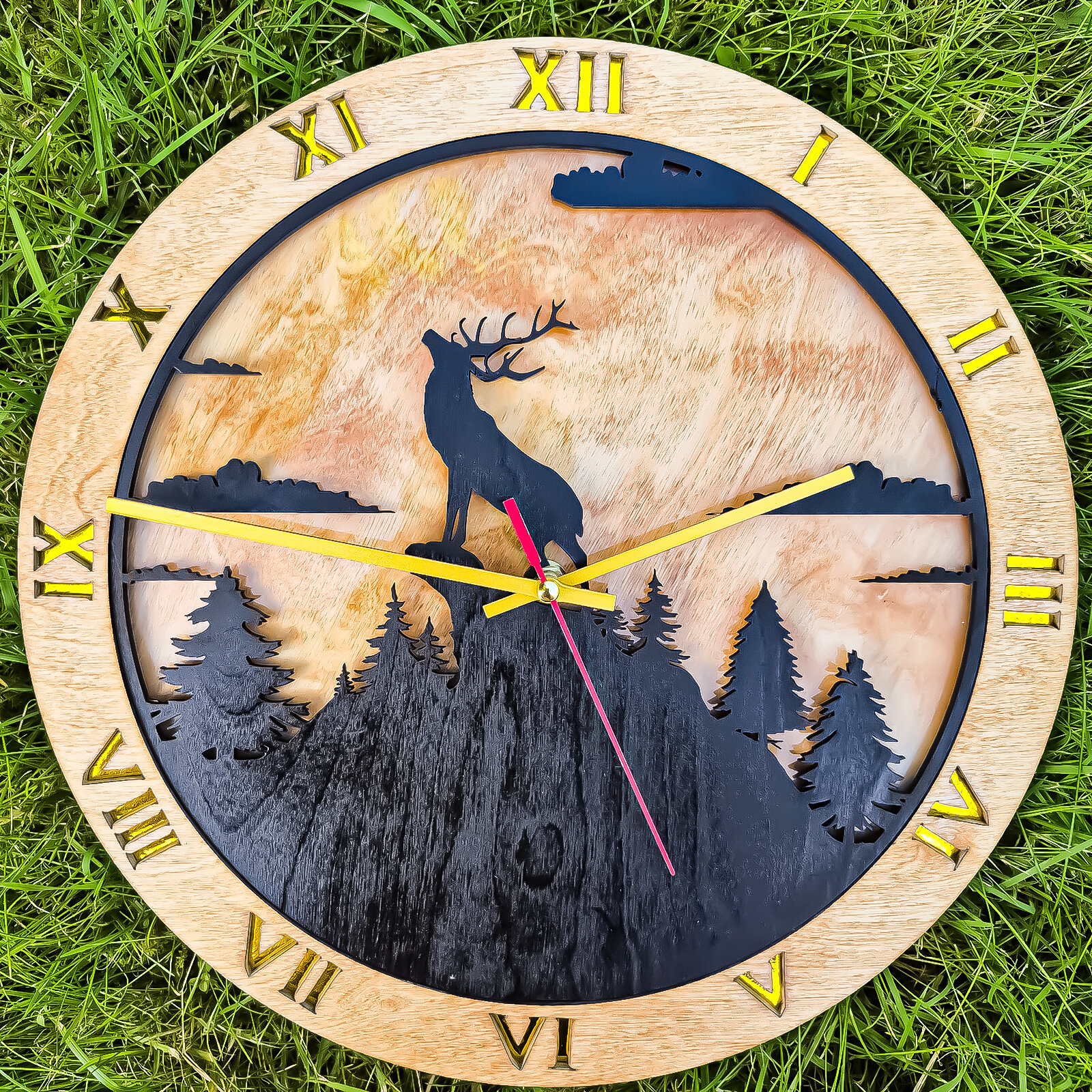 Часы настенные диаметром 30 см, дерево эпоксидная смола, ручная работа.