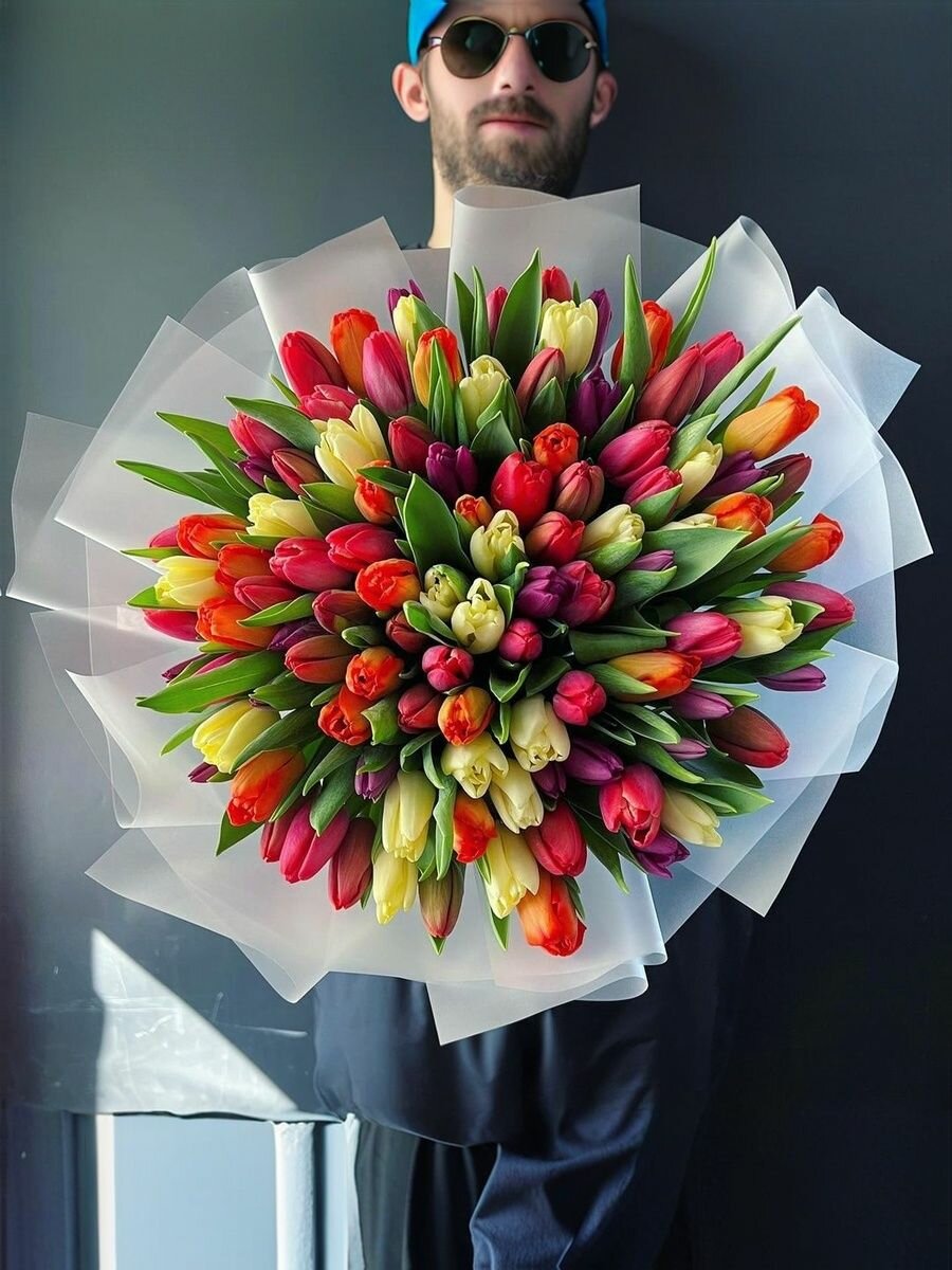 Разноцветный букет из 101 тюльпана
