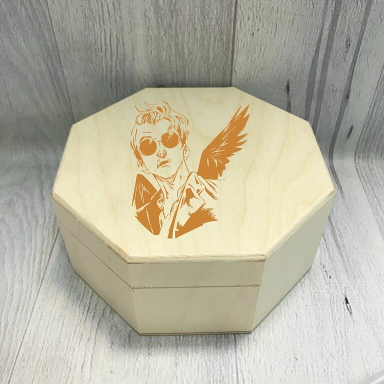 Шкатулка с гравировкой Благие знамения, Good Omens №1, 13см