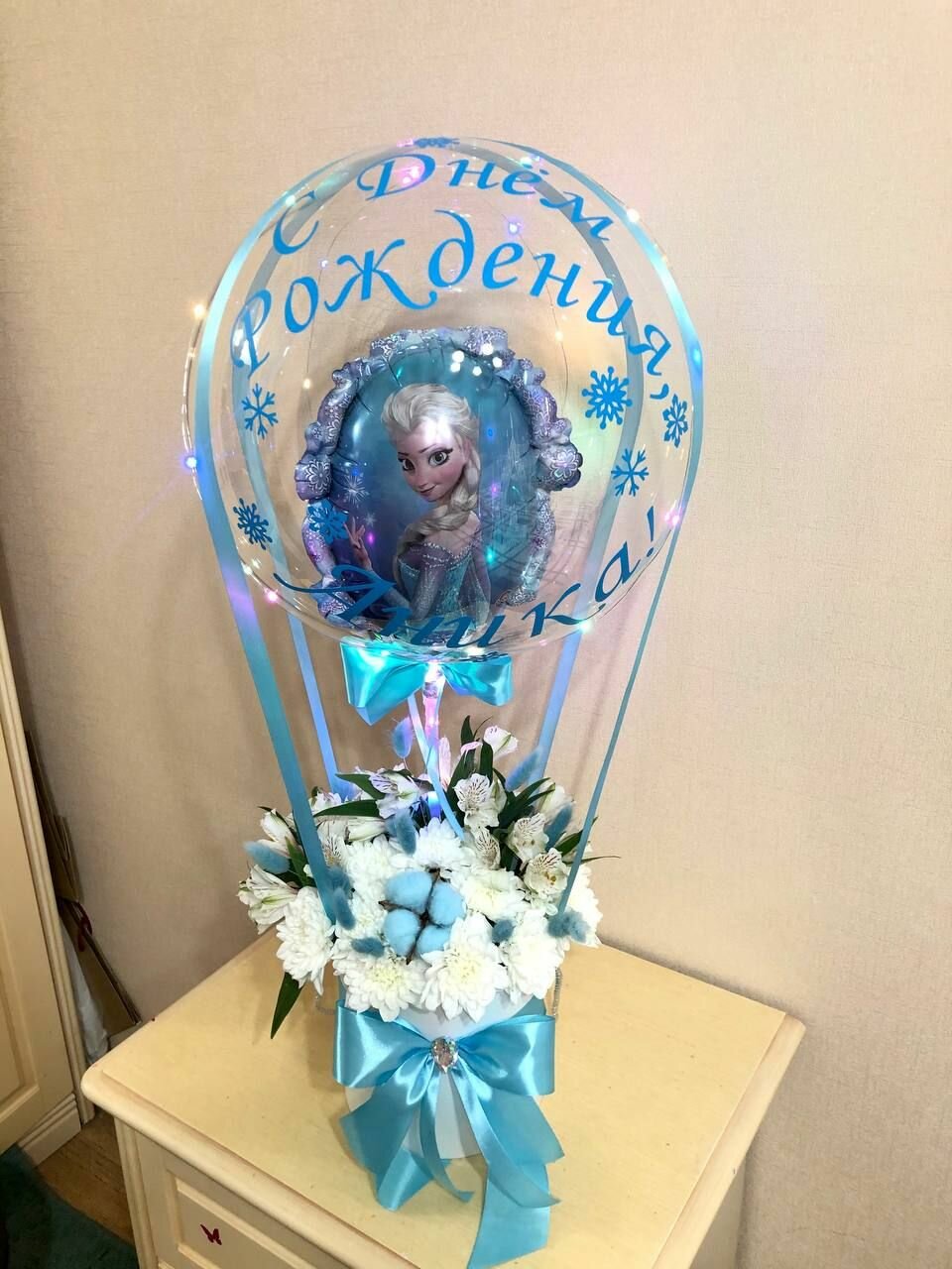 Букет с шаром девочке / Цветы с шаром баблс в коробке / Хризантемы